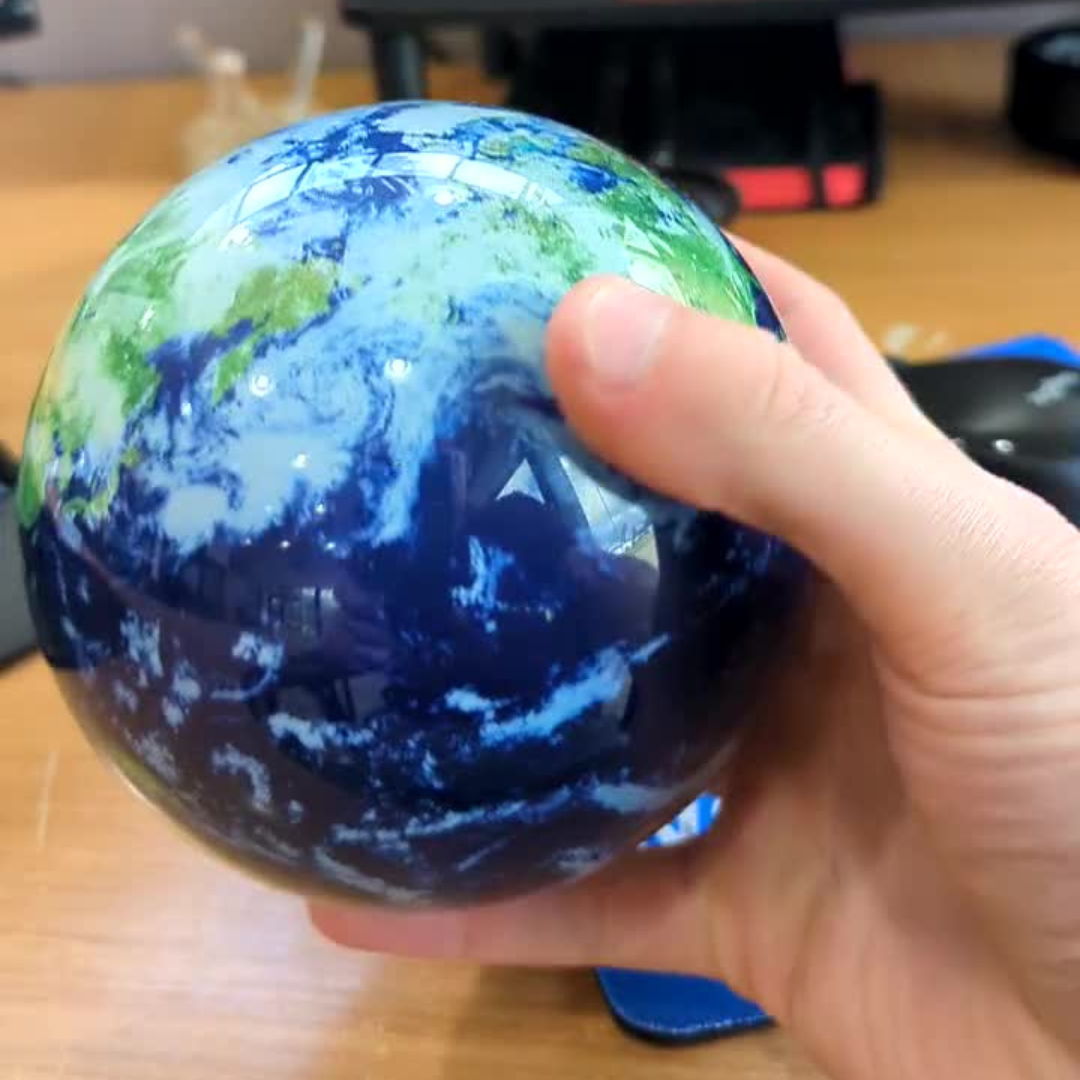 Mô Hình Quả Địa Cầu Tự Xoay - Earth with Clouds MOVA Globe – Mac Setups