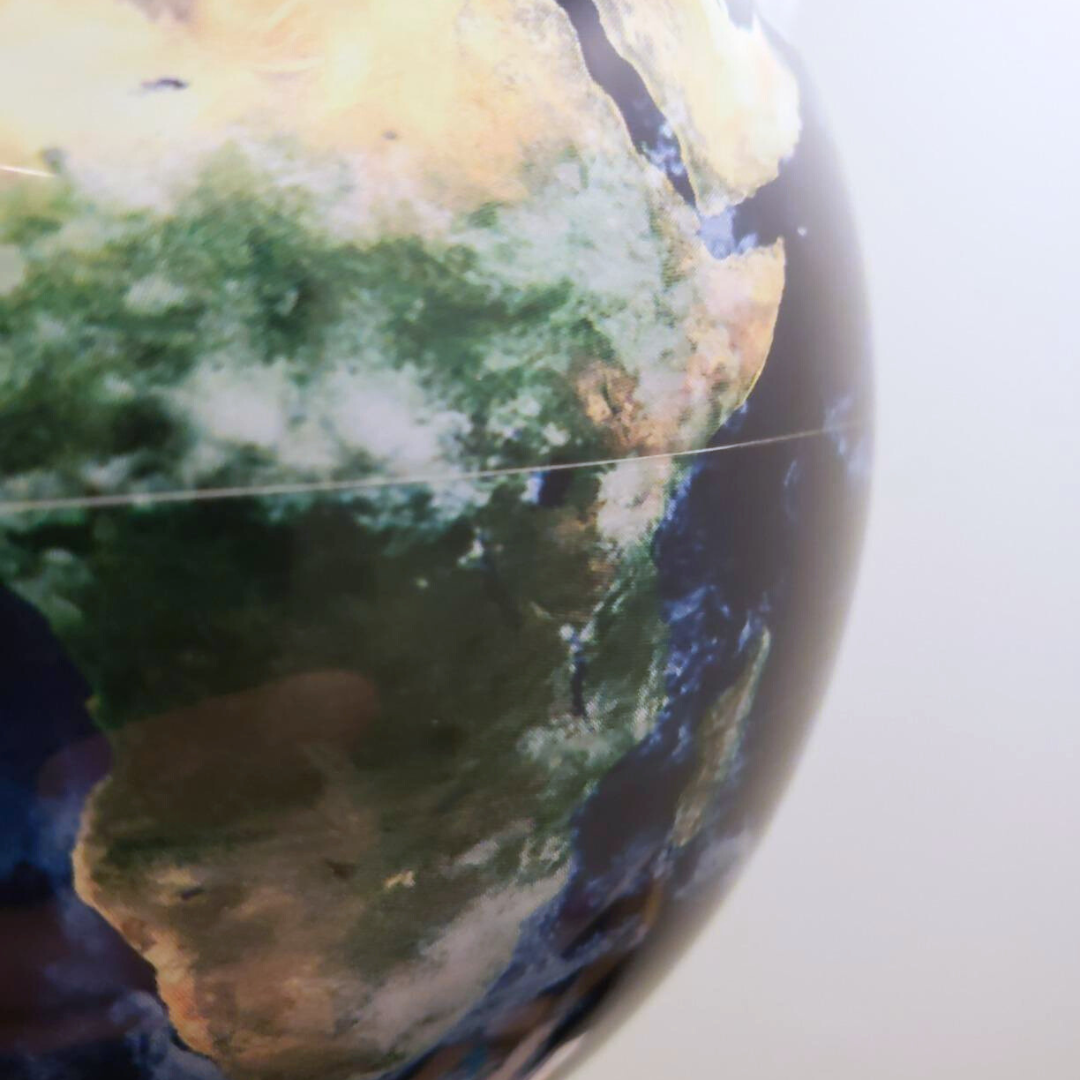 Mô Hình Quả Địa Cầu Tự Xoay - Earth with Clouds MOVA Globe – Mac Setups