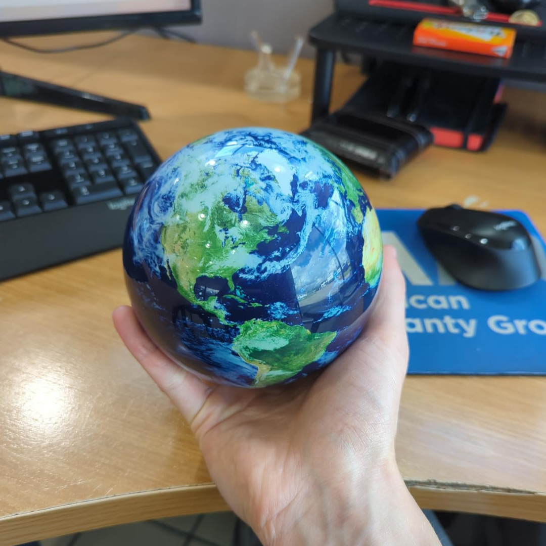 Mô Hình Quả Địa Cầu Tự Xoay - Earth with Clouds MOVA Globe – Mac Setups