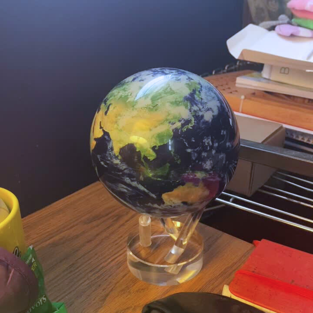 Mô Hình Quả Địa Cầu Tự Xoay - Earth with Clouds MOVA Globe – Mac Setups